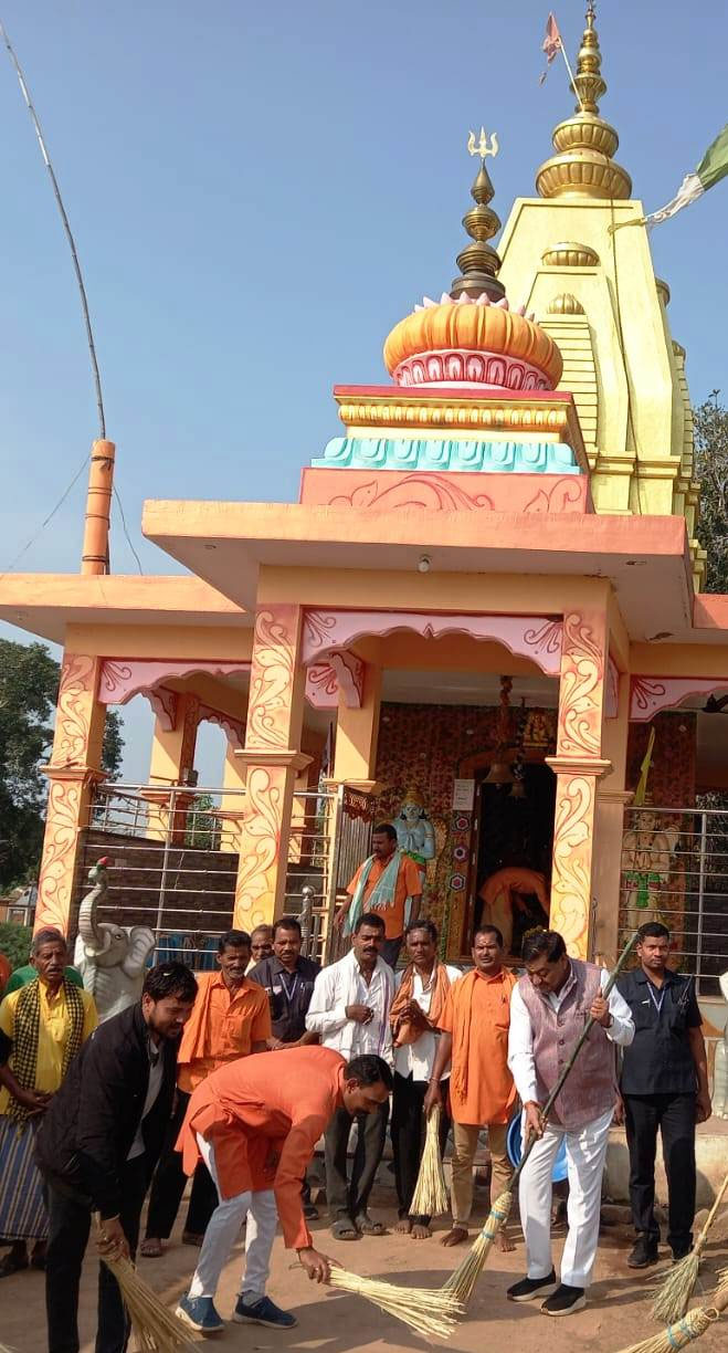 Food Minister Baghel Cleaned The Ram Mandir Complex Of Mohtara Village ...